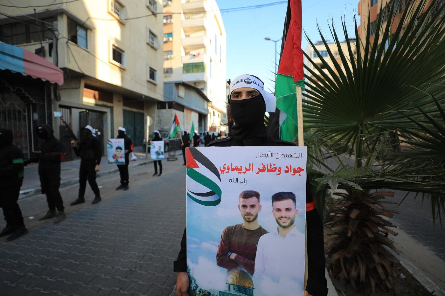 Hamas Fighters Wear ‘Lions Den’ Insignias in Gaza Parade - Palestine ...