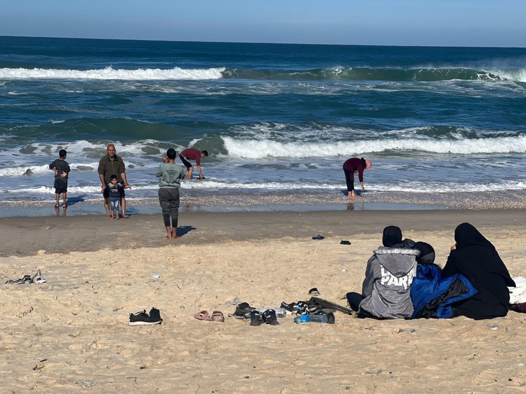 ‘This Sea is Our Sea’ - Palestine Chronicle Joins Displaced Gazans at ...