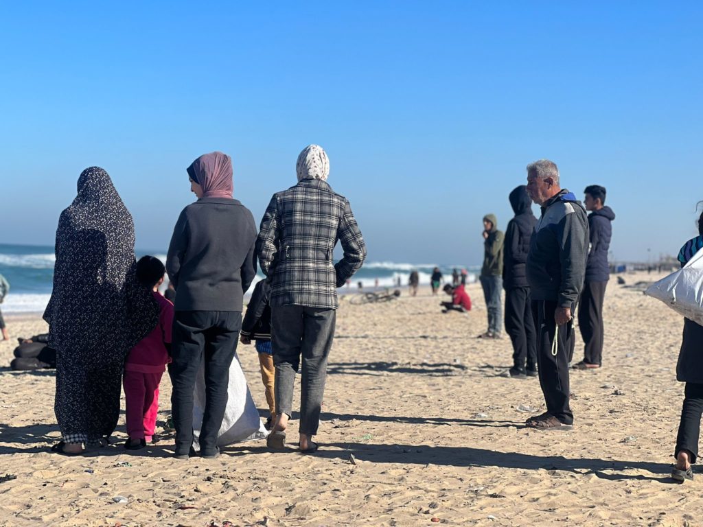 ‘This Sea is Our Sea’ - Palestine Chronicle Joins Displaced Gazans at ...