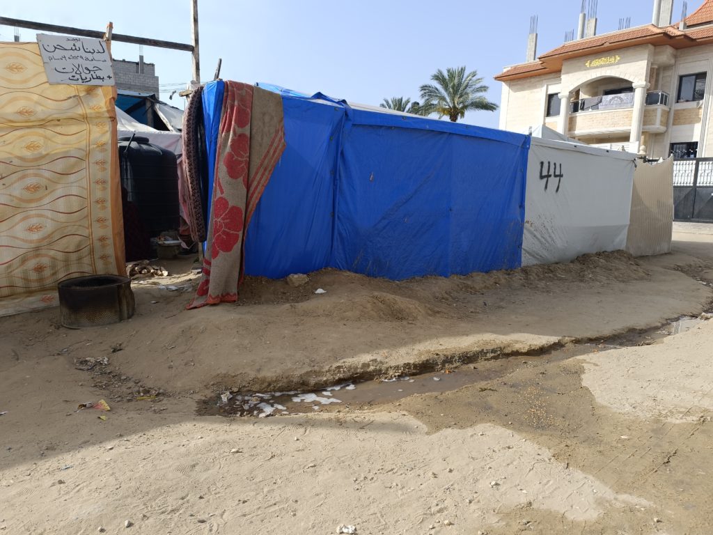 War, Heat and Insects - This is What Life in a Gaza Tent Looks Like ...
